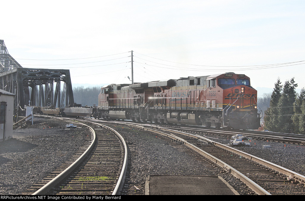 BNSF 7332 and 4464 with Emptz Wells